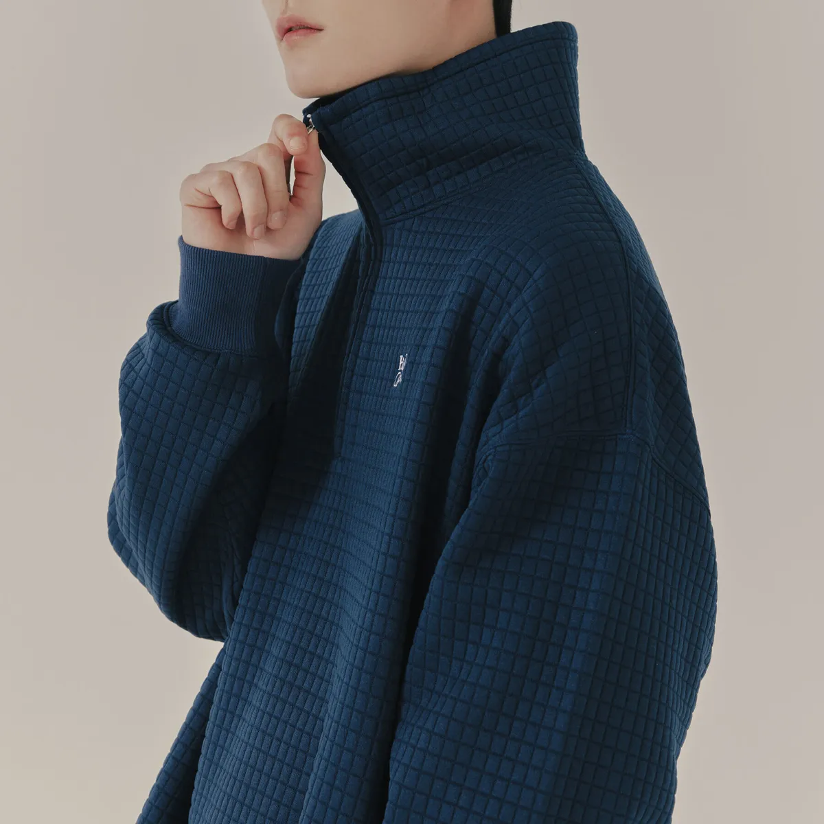 WAFFLE EMBOSS TURTLENECK_NAVY - 감도 깊은 취향 셀렉트샵 29CM