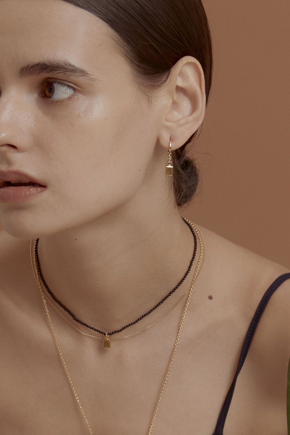 SMALL SQUARE BLACK BEADS NECKLACE - 감도 깊은 취향 셀렉트샵 29CM