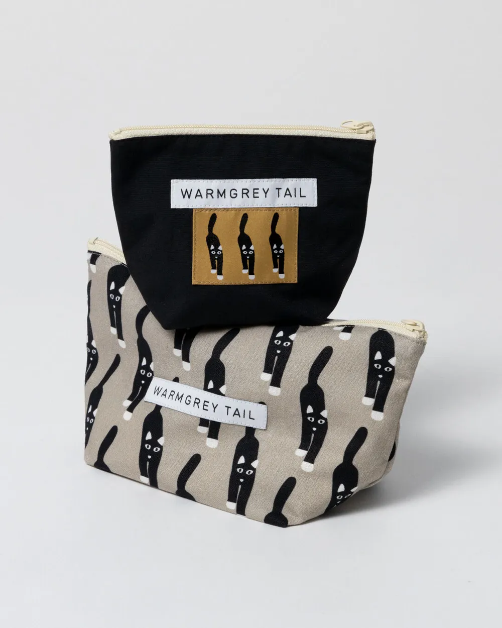 캣 커밍 라벨 스탠딩 파우치 - 블랙 (3size) - 감도 깊은 취향 셀렉트샵 29CM