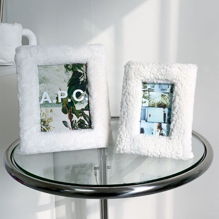 FAUX FUR FRAME (WHITE) - 감도 깊은 취향 셀렉트샵 29CM