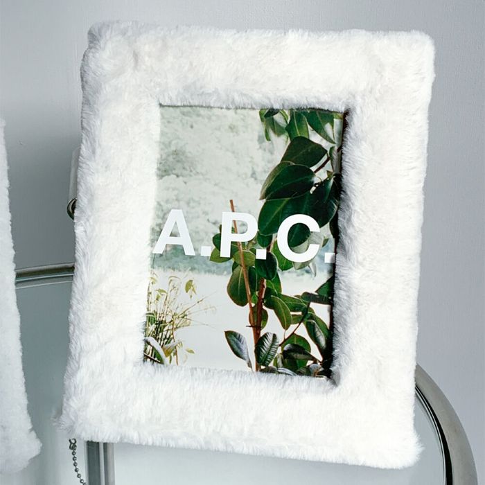 FAUX FUR FRAME (WHITE) - 감도 깊은 취향 셀렉트샵 29CM