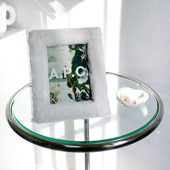 FAUX FUR FRAME (WHITE) - 감도 깊은 취향 셀렉트샵 29CM