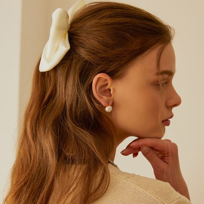 ANC SATIN RIBBON HAIRPIN_IVORY - 감도 깊은 취향 셀렉트샵 29CM