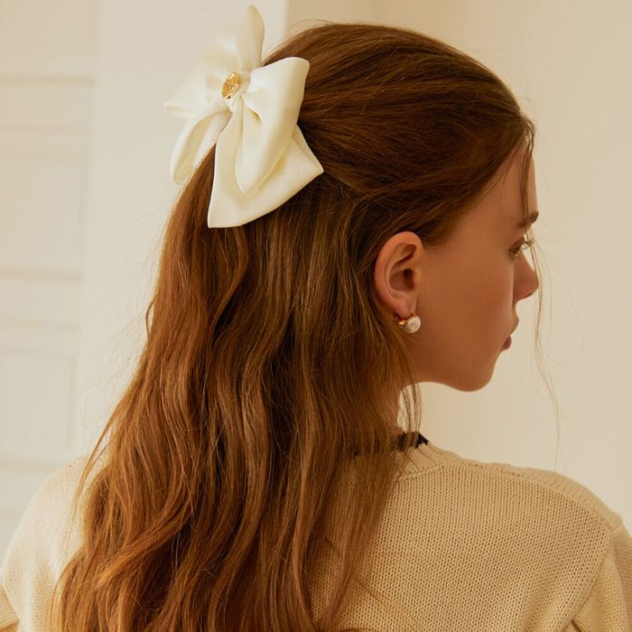 ANC SATIN RIBBON HAIRPIN_IVORY - 감도 깊은 취향 셀렉트샵 29CM