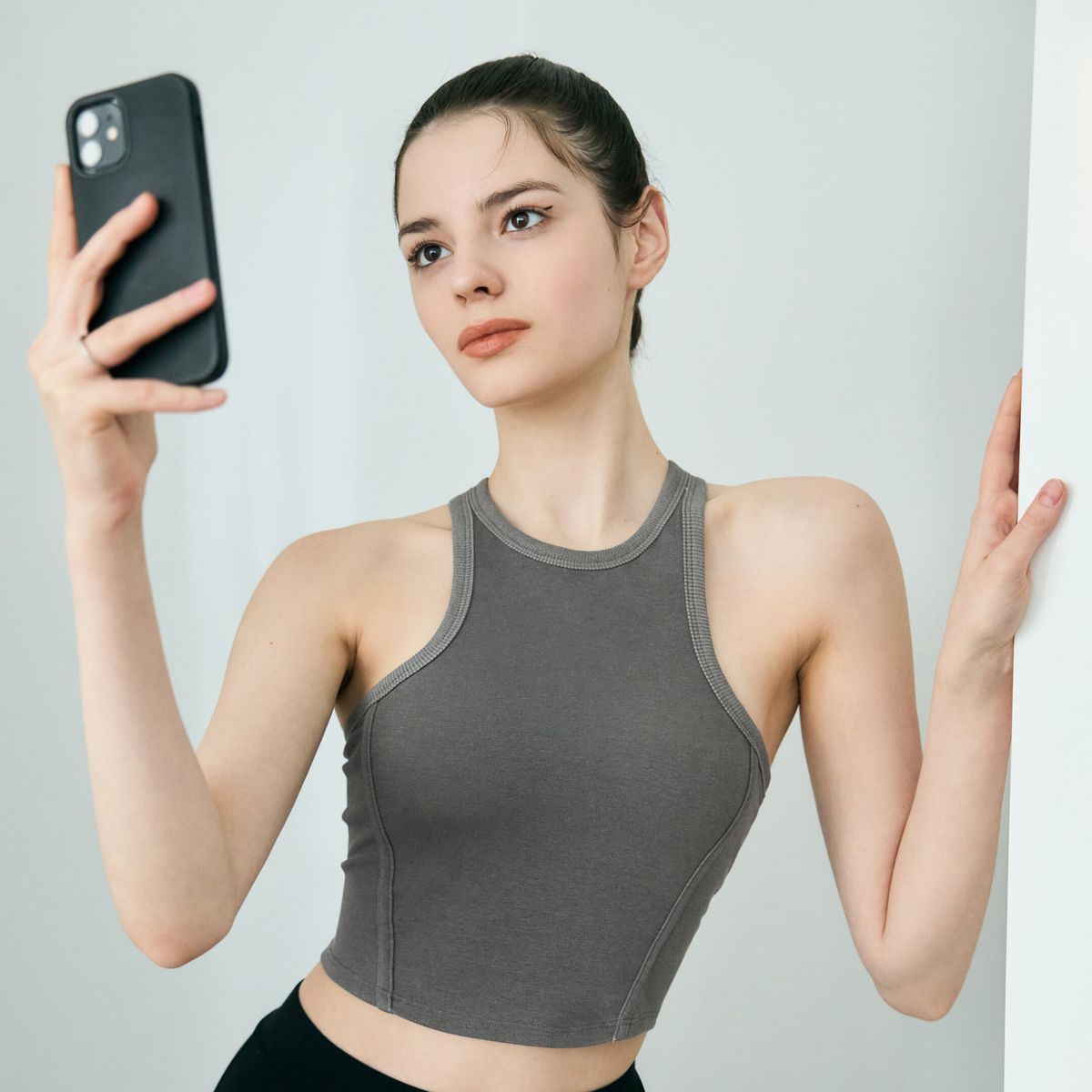 커브 크롭탑 차콜 Charcoal - 감도 깊은 취향 셀렉트샵 29CM