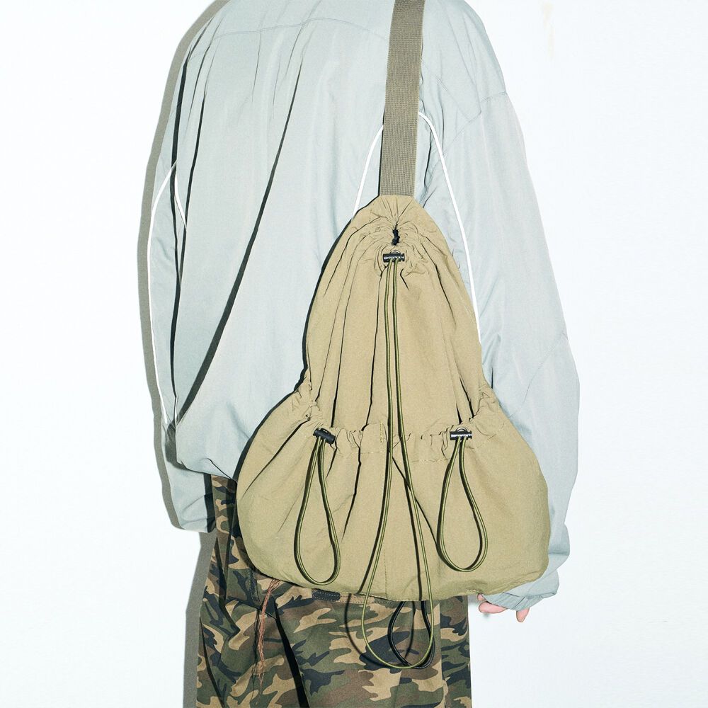 Drawstring Sling Bag Khaki - 감도 깊은 취향 셀렉트샵 29CM