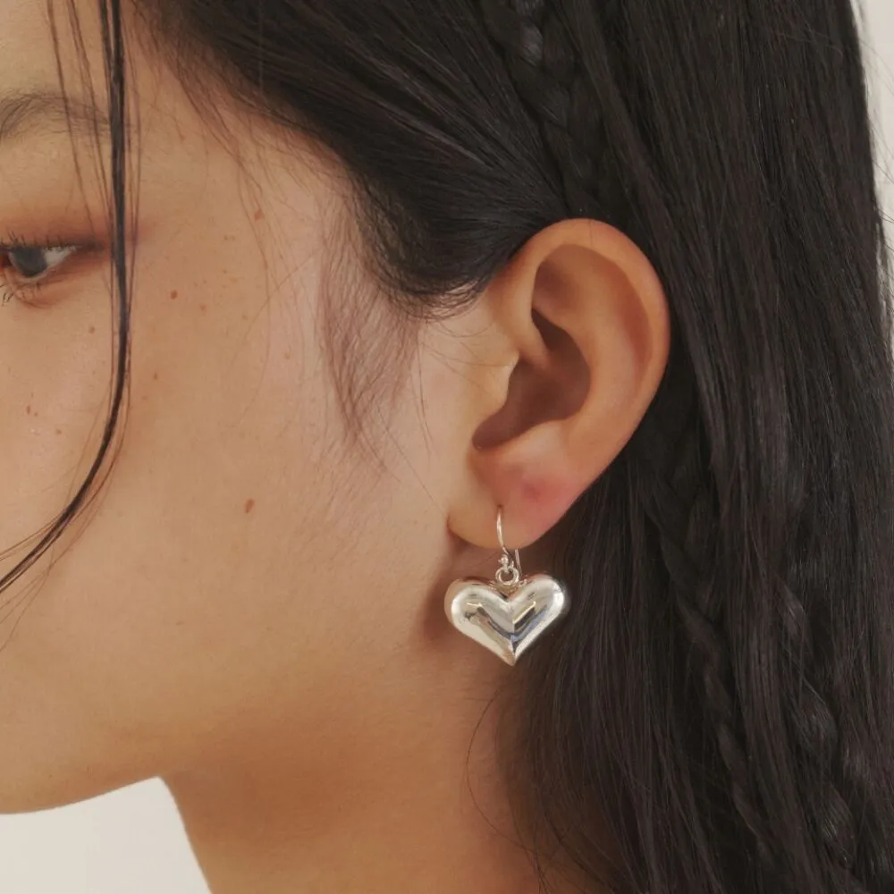 [Silver] Plump L Heart Earrings - 감도 깊은 취향 셀렉트샵 29CM
