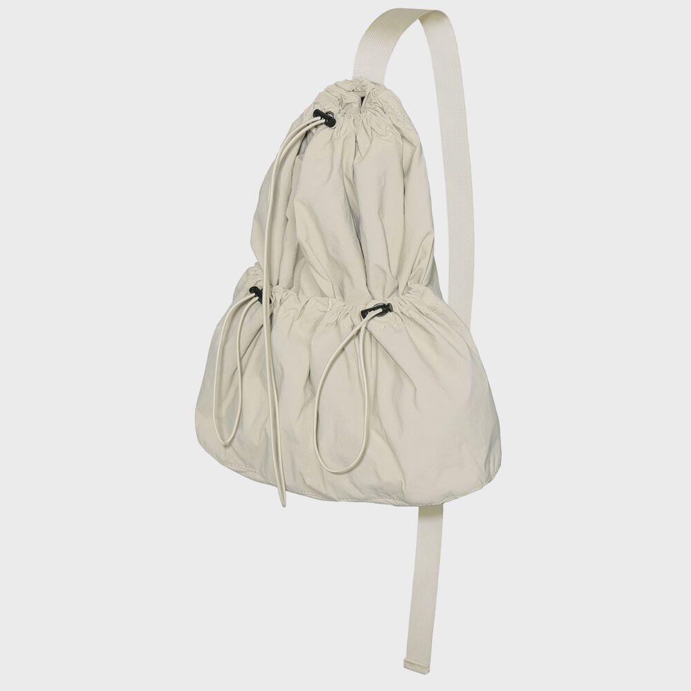Drawstring Sling Bag Beige - 감도 깊은 취향 셀렉트샵 29CM