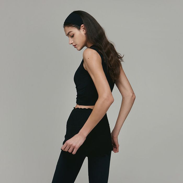 여성 요가복 DEVI-TS0038-블랙 필라테스 플로우 꼬임 슬리브리스 - 감도 깊은 취향 셀렉트샵 29CM