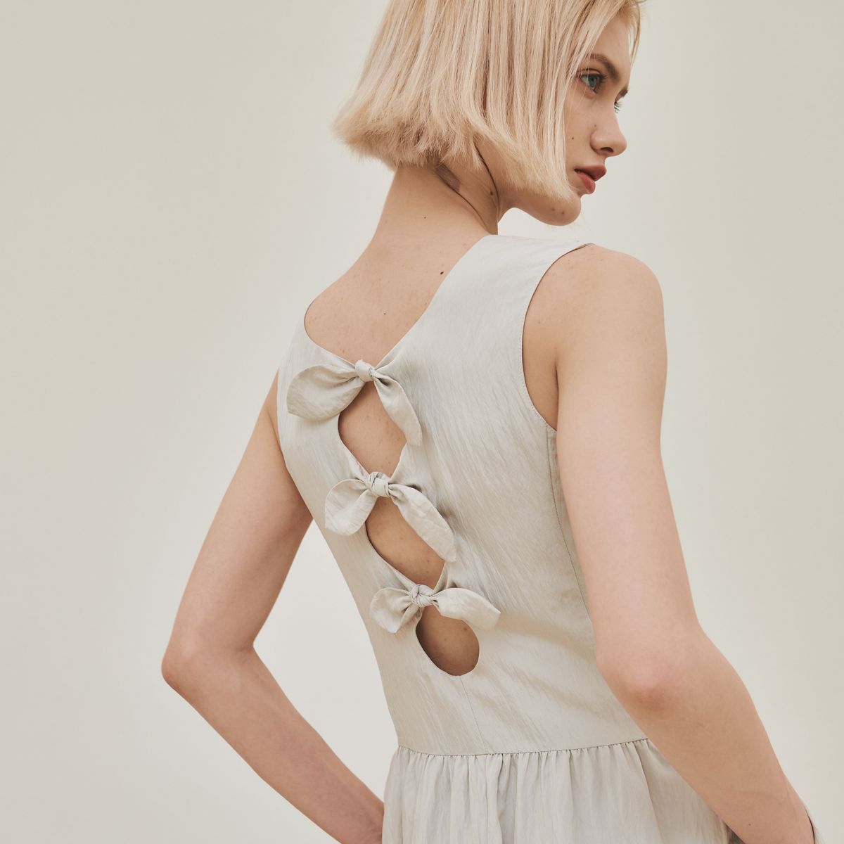 EVA_FLARE & BACK CUTOUT SUMMER DRESS_LIGHT GREY - 감도 깊은 취향 셀렉트샵 29CM