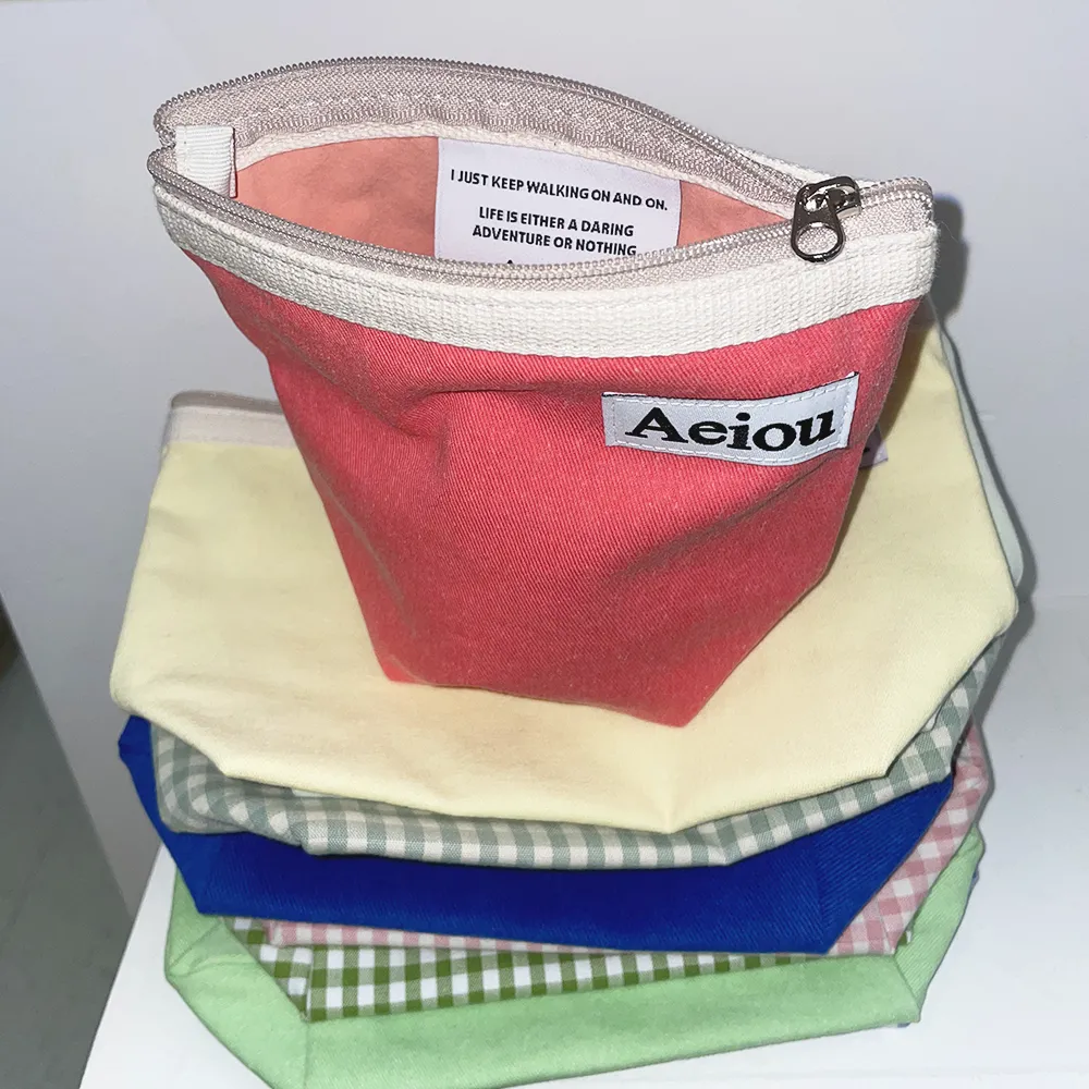 Aeiou Basic Pouch (M size) Tropical Raspberry - 감도 깊은 취향 셀렉트샵 29CM