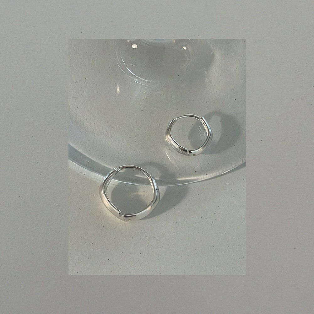 [SILVER 925] DAILY ANGLE ONE TOUCH EARRINGS (2size) AE223029 - 감도 깊은 취향 셀렉트샵 29CM