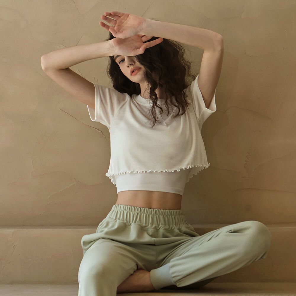 여성 요가복 DEVI-T0018-화이트 필라테스 뉴웨이브 홀릭크롭 - 감도 깊은 취향 셀렉트샵 29CM