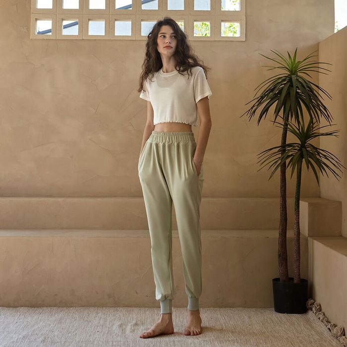 여성 요가복 DEVI-T0018-화이트 필라테스 뉴웨이브 홀릭크롭 - 감도 깊은 취향 셀렉트샵 29CM