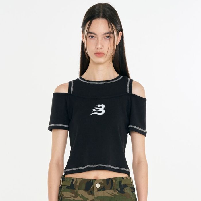 B 컷아웃 오프숄더 크롭티 [블랙] - 감도 깊은 취향 셀렉트샵 29CM