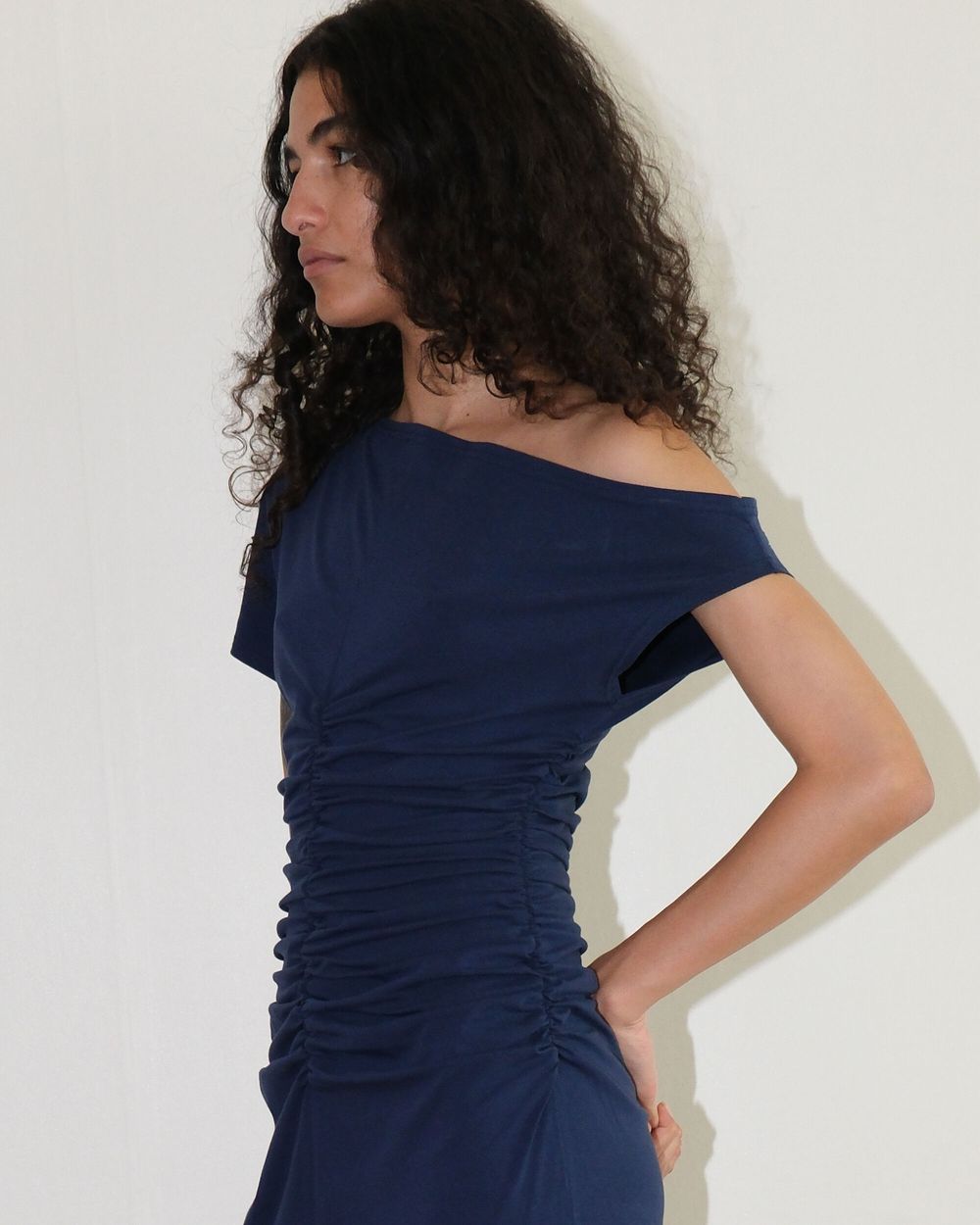 UNBALANCED SUN DRESS (NAVY) - 감도 깊은 취향 셀렉트샵 29CM