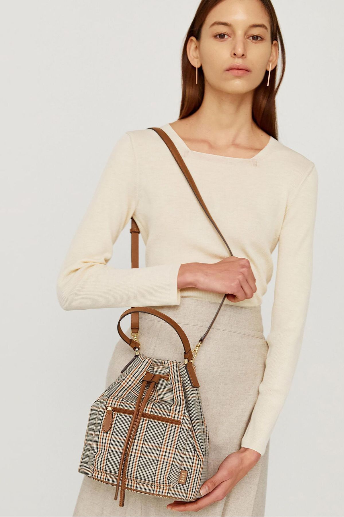 브라운 잔체크 라지 버킷백 DCBA3F939W2 - 감도 깊은 취향 셀렉트샵 29CM